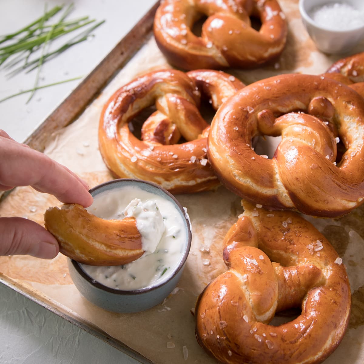 Bretzels maison et dip au fromage de Bruxelles - Cook 'n Crunch
